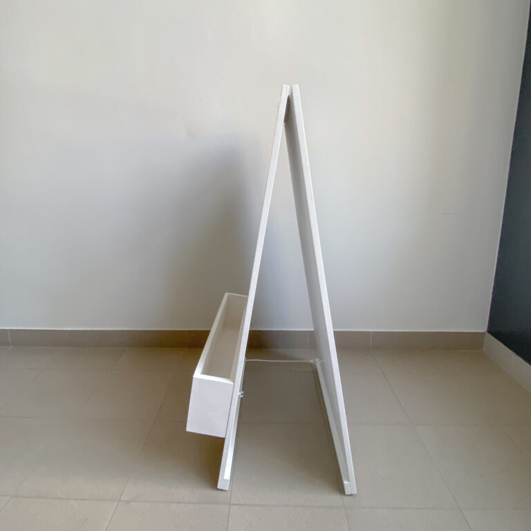 A-tahvel lillekastiga 'BRANCA' rendiks | DecoRento